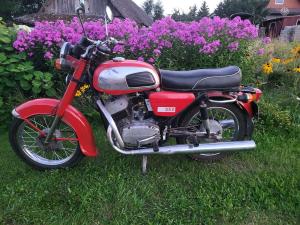 Sarkans Jawa 350 1978 Trakai, ar dzinēja tilpumu 0.35 L un nobraukumu 4 tūkst. km par 2450 €, foto  vietnē AUTOMOTO.COM.LV