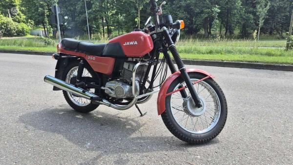 Red Jawa 350 1990 in Vilnius, with an engine capacity of 0.34 L and mileage of 0 thousand km for 3200 €, photo 2 on AUTOMOTO.COM.LV