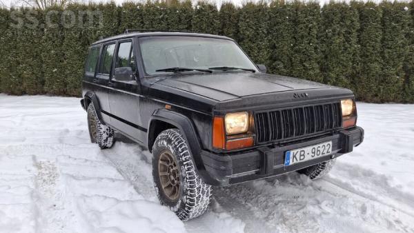 Black Jeep Cherokee 1990 in Jelgava, with an engine capacity of 2.10 L and mileage of 284 thousand km for 3175 €, photo 2 on AUTOMOTO.COM.LV