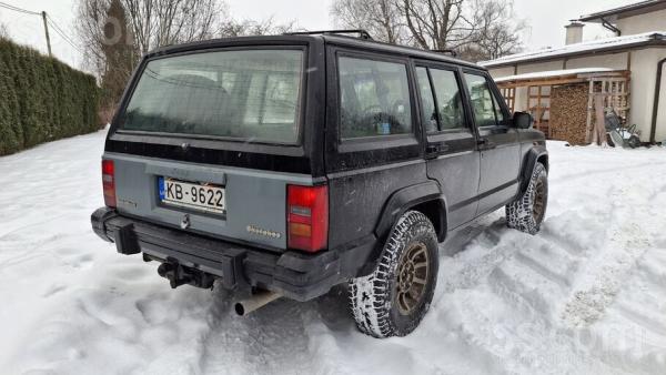 Black Jeep Cherokee 1990 in Jelgava, with an engine capacity of 2.10 L and mileage of 284 thousand km for 3175 €, photo 3 on AUTOMOTO.COM.LV