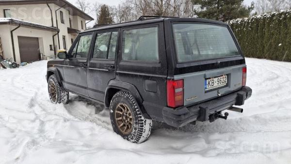 Black Jeep Cherokee 1990 in Jelgava, with an engine capacity of 2.10 L and mileage of 284 thousand km for 3175 €, photo 4 on AUTOMOTO.COM.LV