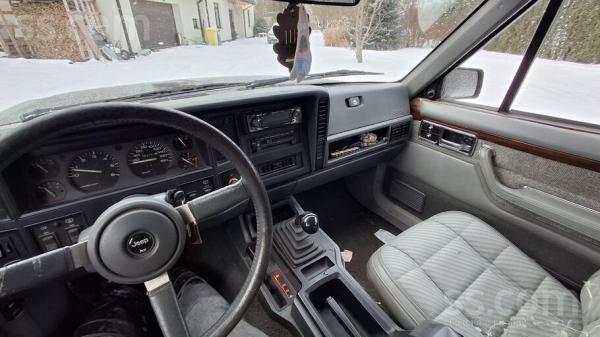 Black Jeep Cherokee 1990 in Jelgava, with an engine capacity of 2.10 L and mileage of 284 thousand km for 3175 €, photo 5 on AUTOMOTO.COM.LV
