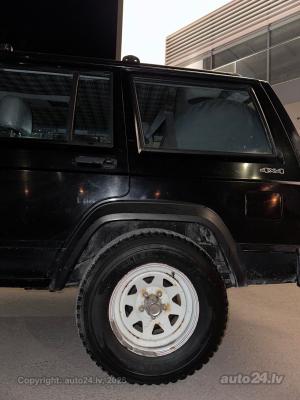 Melns Jeep Cherokee 1996 Tallina, ar dzinēja tilpumu 2.50 L un nobraukumu 175 tūkst. km par 3900 €, foto 20 vietnē AUTOMOTO.COM.LV
