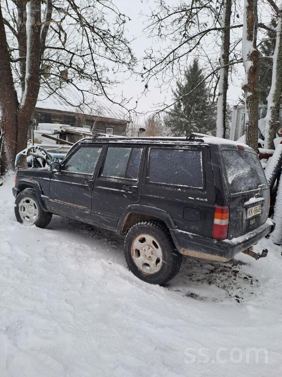 Black Jeep Cherokee 1998 in Ludza, with an engine capacity of 2.50 L and mileage of 347 thousand km for 5500 €, photo 1 on AUTOMOTO.COM.LV