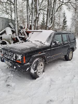 Black Jeep Cherokee 1998 in Ludza, with an engine capacity of 2.50 L and mileage of 347 thousand km for 5500 €, photo 2 on AUTOMOTO.COM.LV
