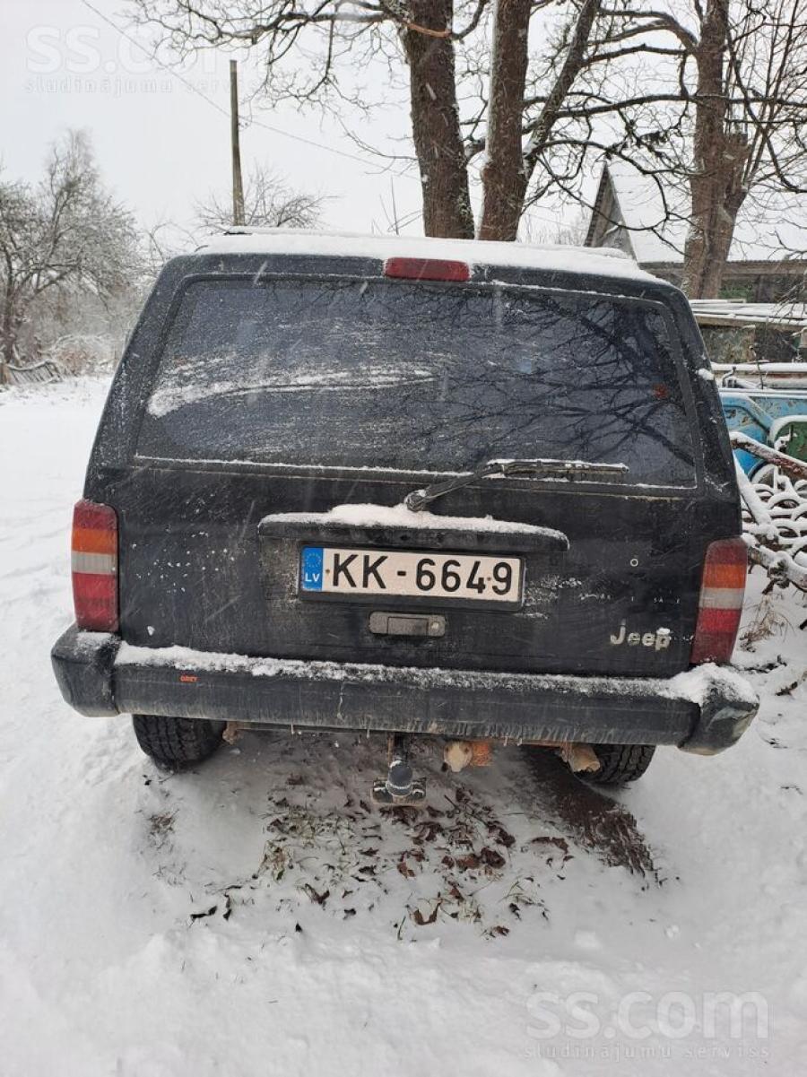 Black Jeep Cherokee 1998 in Ludza, with an engine capacity of 2.50 L and mileage of 347 thousand km for 5500 €, photo 3 on AUTOMOTO.COM.LV