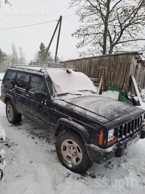 Black Jeep Cherokee 1998 in Ludza, with an engine capacity of 2.50 L and mileage of 347 thousand km for 5500 €, photo 4 on AUTOMOTO.COM.LV