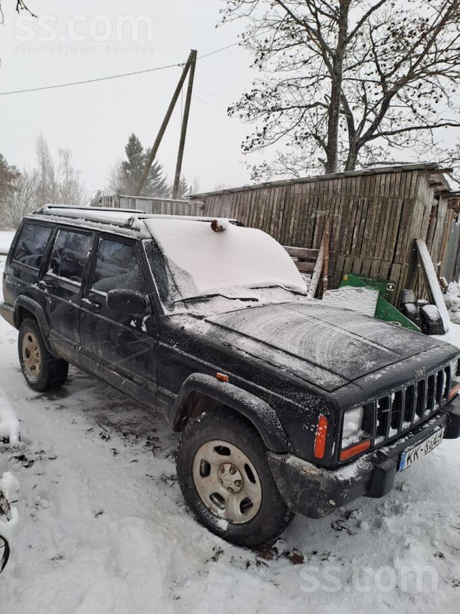 Black Jeep Cherokee 1998 in Ludza, with an engine capacity of 2.50 L and mileage of 347 thousand km for 5500 €, photo 4 on AUTOMOTO.COM.LV