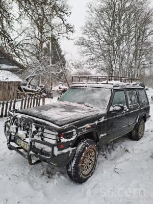 Black Jeep Cherokee 1998 in Ludza, with an engine capacity of 2.50 L and mileage of 347 thousand km for 5500 €, photo 9 on AUTOMOTO.COM.LV