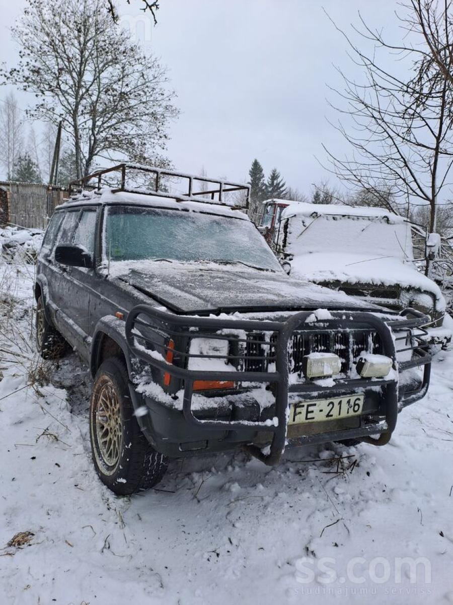 Black Jeep Cherokee 1998 in Ludza, with an engine capacity of 2.50 L and mileage of 347 thousand km for 5500 €, photo 11 on AUTOMOTO.COM.LV