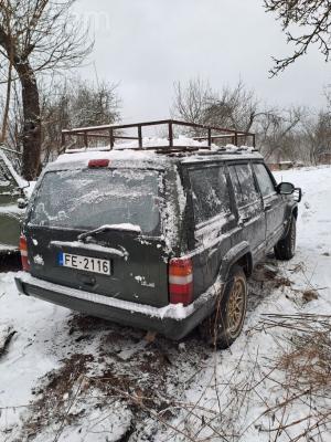 Black Jeep Cherokee 1998 in Ludza, with an engine capacity of 2.50 L and mileage of 347 thousand km for 5500 €, photo 12 on AUTOMOTO.COM.LV