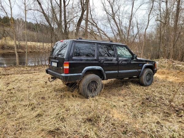 Melns Jeep Cherokee 1998 Bauska, ar dzinēja tilpumu 2.50 L un nobraukumu 265 tūkst. km par 3500 €, foto 2 vietnē AUTOMOTO.COM.LV