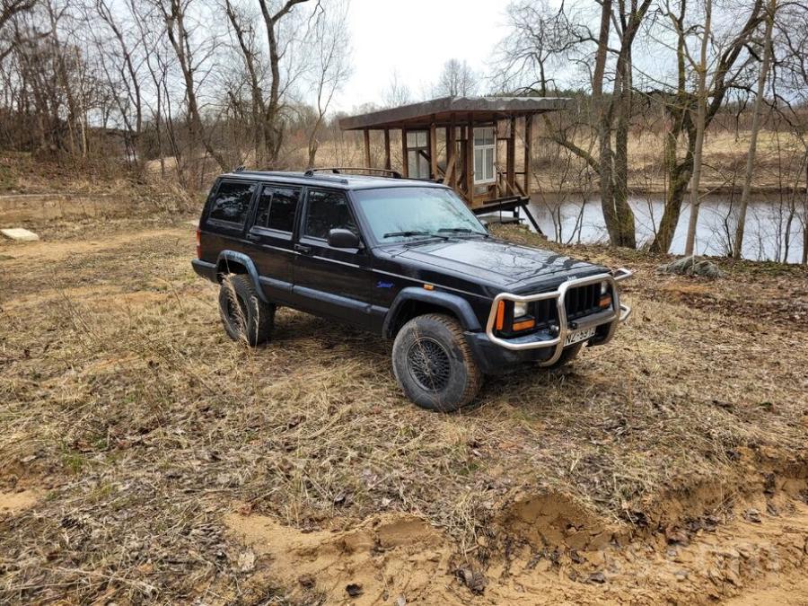 Melns Jeep Cherokee 1998 Bauska, ar dzinēja tilpumu 2.50 L un nobraukumu 265 tūkst. km par 3500 €, foto 4 vietnē AUTOMOTO.COM.LV