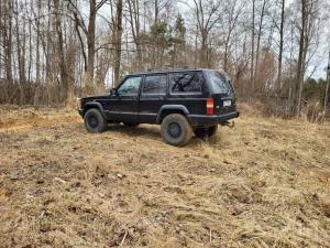 Melns Jeep Cherokee 1998 Bauska, ar dzinēja tilpumu 2.50 L un nobraukumu 265 tūkst. km par 3500 €, foto 5 vietnē AUTOMOTO.COM.LV