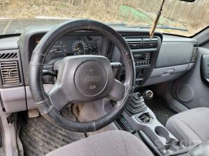 Melns Jeep Cherokee 1998 Bauska, ar dzinēja tilpumu 2.50 L un nobraukumu 265 tūkst. km par 3500 €, foto 7 vietnē AUTOMOTO.COM.LV