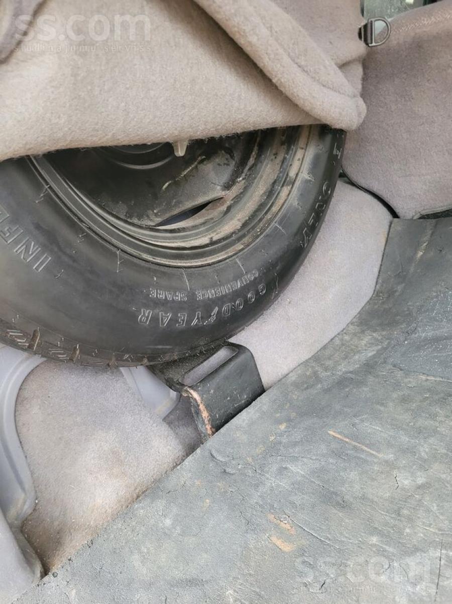 Melns Jeep Cherokee 1998 Bauska, ar dzinēja tilpumu 2.50 L un nobraukumu 265 tūkst. km par 3500 €, foto 10 vietnē AUTOMOTO.COM.LV