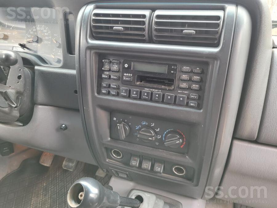 Melns Jeep Cherokee 1998 Bauska, ar dzinēja tilpumu 2.50 L un nobraukumu 265 tūkst. km par 3500 €, foto 12 vietnē AUTOMOTO.COM.LV