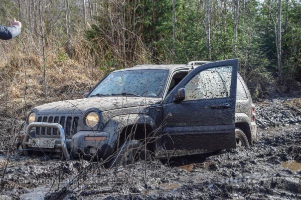 Black Jeep Cherokee 2004 in Tallinn, with an engine capacity of 3.70 L and mileage of 201 thousand km for 1499 €, photo 1 on AUTOMOTO.COM.LV