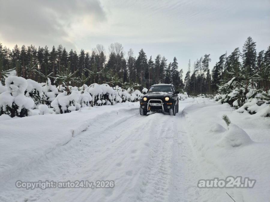 Black Jeep Cherokee 2004 in Tallinn, with an engine capacity of 3.70 L and mileage of 201 thousand km for 1499 €, photo 6 on AUTOMOTO.COM.LV
