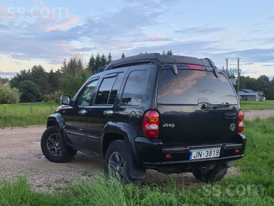Black Jeep Cherokee 2004 in Riga, with an engine capacity of 2.80 L and mileage of 281 thousand km for 3500 €, photo 3 on AUTOMOTO.COM.LV