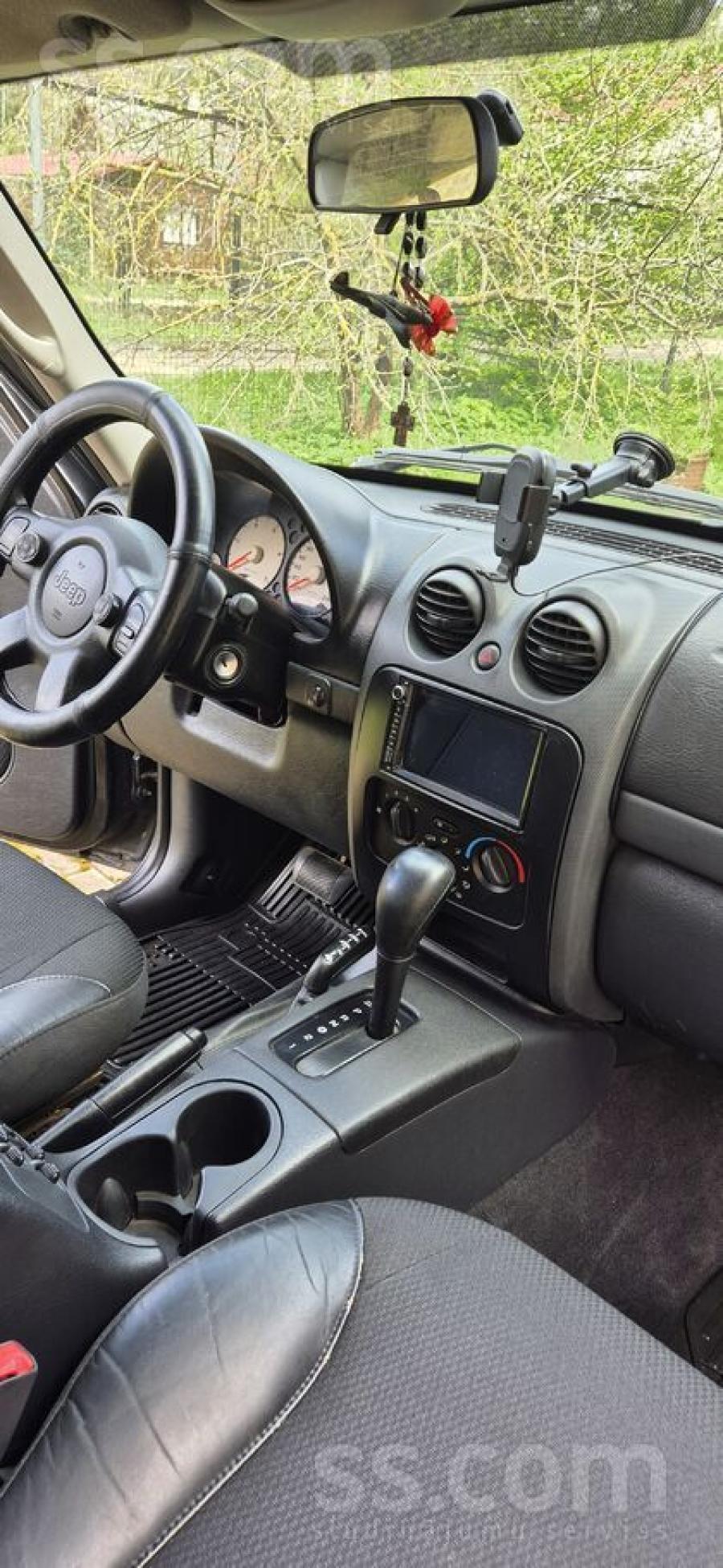 Black Jeep Cherokee 2004 in Riga, with an engine capacity of 2.80 L and mileage of 281 thousand km for 3500 €, photo 4 on AUTOMOTO.COM.LV