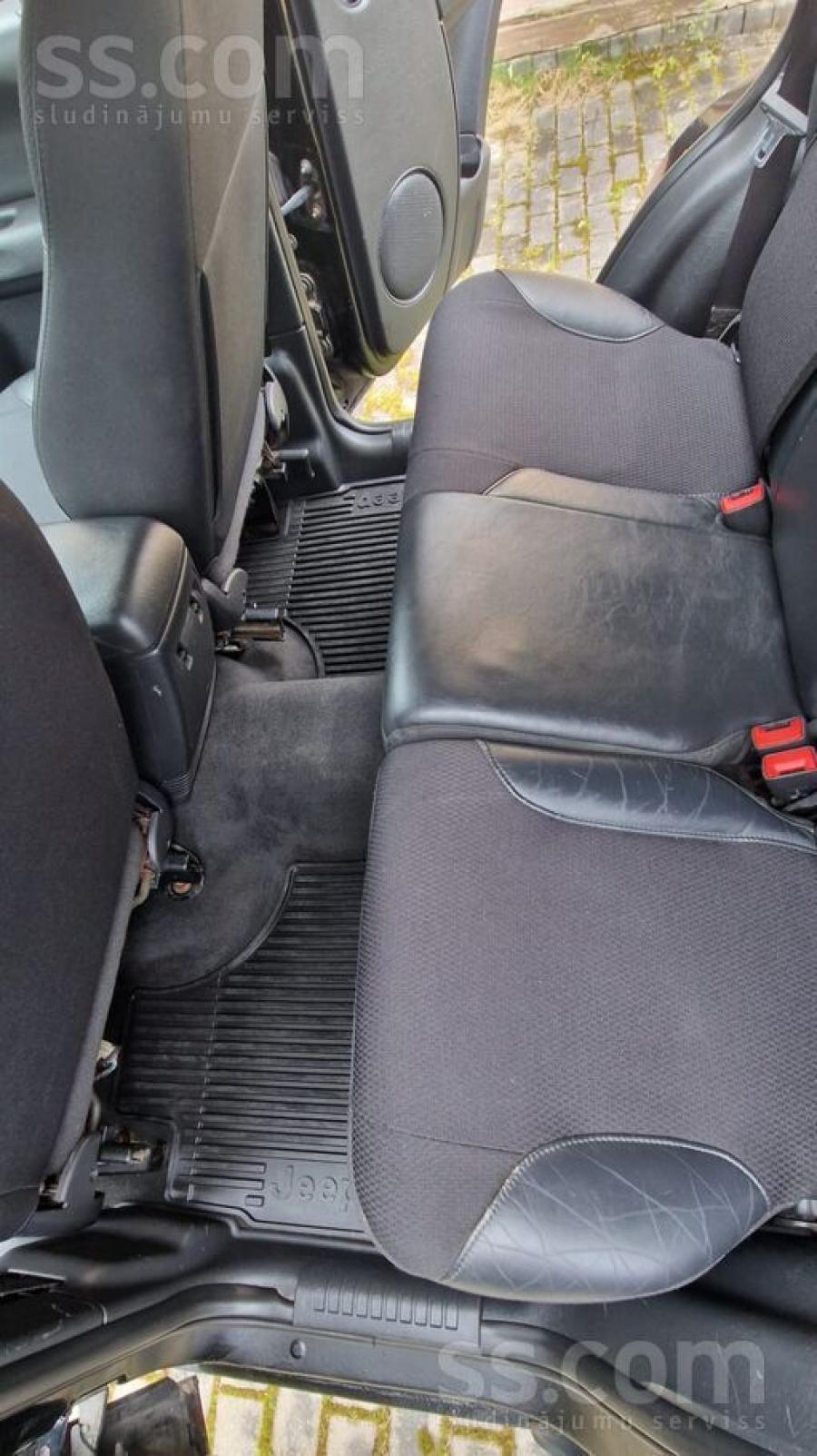 Black Jeep Cherokee 2004 in Riga, with an engine capacity of 2.80 L and mileage of 281 thousand km for 3500 €, photo 9 on AUTOMOTO.COM.LV