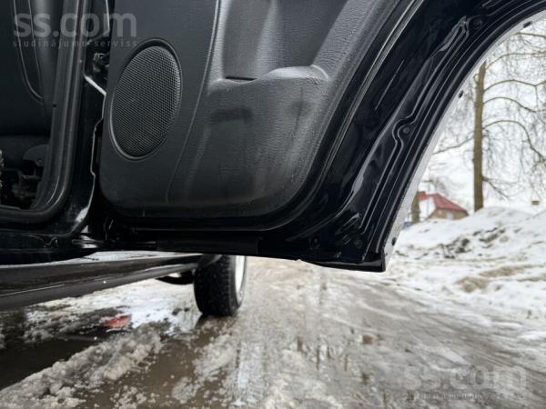 Black Jeep Cherokee 2004 in Jelgava, with an engine capacity of 2.80 L and mileage of 299 thousand km for 3200 €, photo 9 on AUTOMOTO.COM.LV