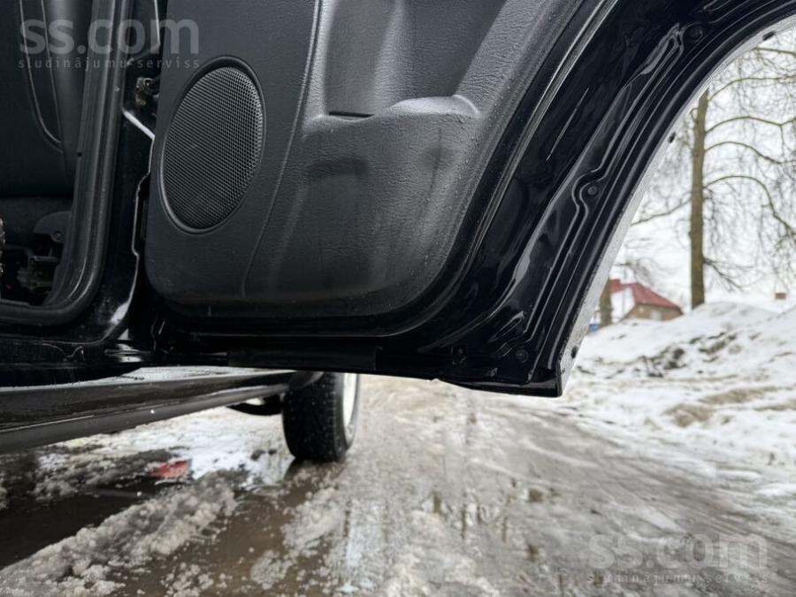 Black Jeep Cherokee 2004 in Jelgava, with an engine capacity of 2.80 L and mileage of 299 thousand km for 3200 €, photo 10 on AUTOMOTO.COM.LV