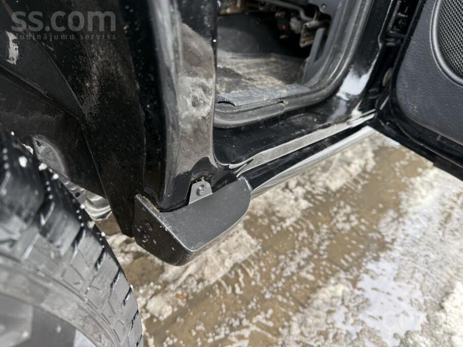 Black Jeep Cherokee 2004 in Jelgava, with an engine capacity of 2.80 L and mileage of 299 thousand km for 3200 €, photo 11 on AUTOMOTO.COM.LV
