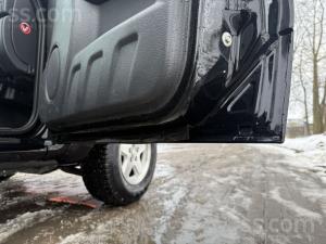 Black Jeep Cherokee 2004 in Jelgava, with an engine capacity of 2.80 L and mileage of 299 thousand km for 3200 €, photo 12 on AUTOMOTO.COM.LV