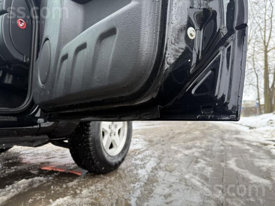 Black Jeep Cherokee 2004 in Jelgava, with an engine capacity of 2.80 L and mileage of 299 thousand km for 3200 €, photo 12 on AUTOMOTO.COM.LV