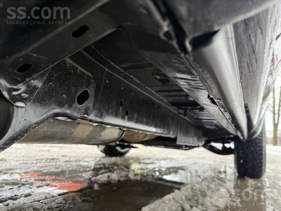 Black Jeep Cherokee 2004 in Jelgava, with an engine capacity of 2.80 L and mileage of 299 thousand km for 3200 €, photo 14 on AUTOMOTO.COM.LV