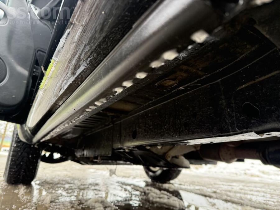 Black Jeep Cherokee 2004 in Jelgava, with an engine capacity of 2.80 L and mileage of 299 thousand km for 3200 €, photo 17 on AUTOMOTO.COM.LV