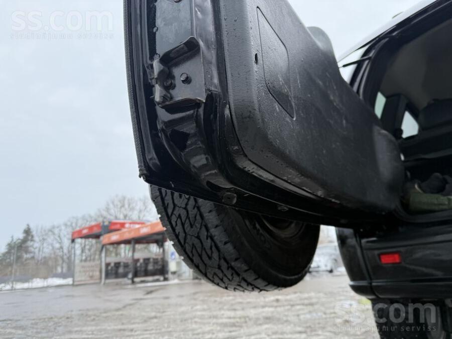 Black Jeep Cherokee 2004 in Jelgava, with an engine capacity of 2.80 L and mileage of 299 thousand km for 3200 €, photo 20 on AUTOMOTO.COM.LV