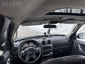 Black Jeep Cherokee 2004 in Jelgava, with an engine capacity of 2.80 L and mileage of 299 thousand km for 3200 €, photo 21 on AUTOMOTO.COM.LV