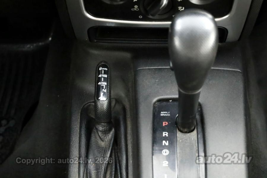 Melns Jeep Cherokee 2004 Tallina, ar dzinēja tilpumu 2.80 L un nobraukumu 208 tūkst. km par 2999 €, foto 9 vietnē AUTOMOTO.COM.LV