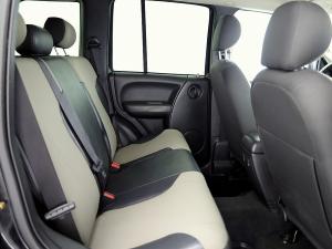 Melns Jeep Cherokee 2004 Tallina, ar dzinēja tilpumu 2.80 L un nobraukumu 208 tūkst. km par 2999 €, foto 8 vietnē AUTOMOTO.COM.LV