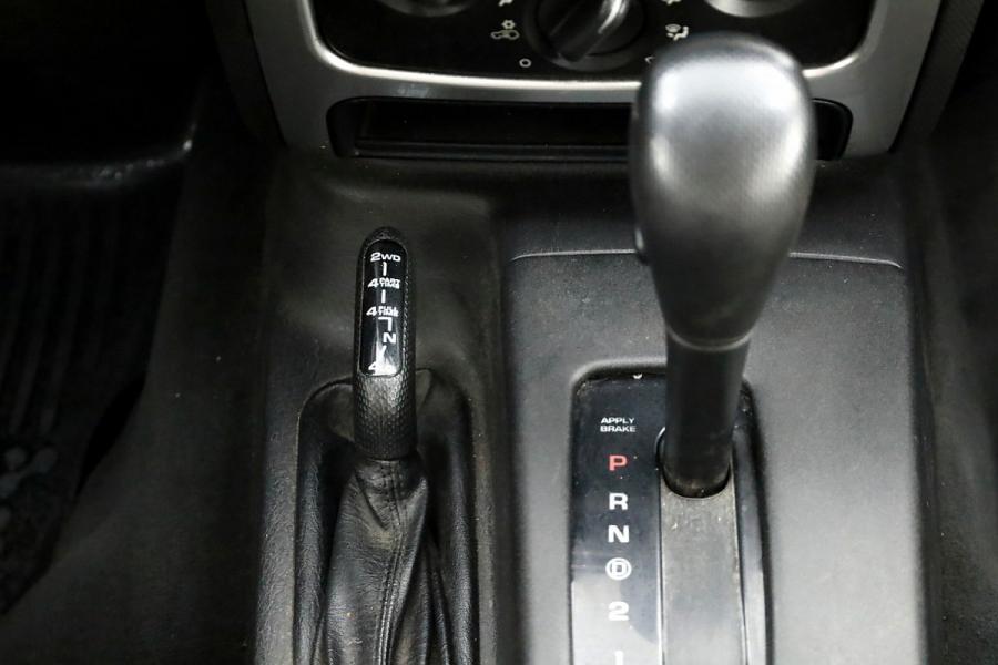 Black Jeep Cherokee 2004 in Tallinn, with an engine capacity of 2.80 L and mileage of 208 thousand km for 2999 €, photo 17 on AUTOMOTO.COM.LV