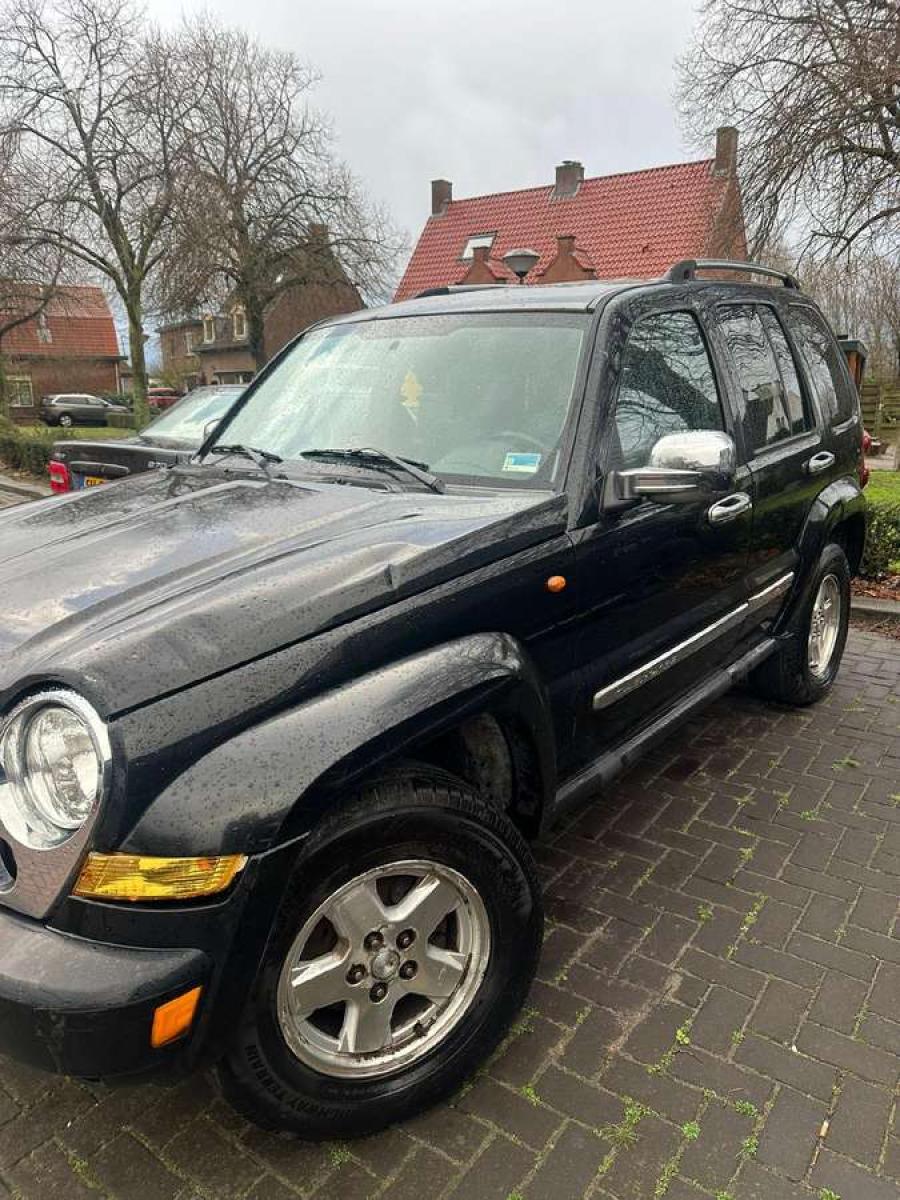 Melns Jeep Cherokee 2005 Raseiniai, ar dzinēja tilpumu 2.78 L un nobraukumu 185 tūkst. km par 2350 €, foto 3 vietnē AUTOMOTO.COM.LV