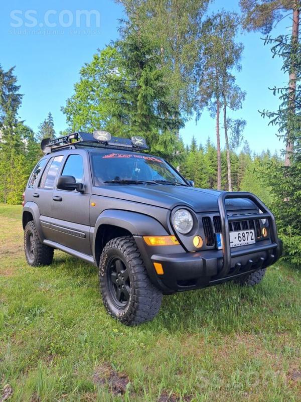Black Jeep Cherokee 2005 in Kuldiga, with an engine capacity of 2.80 L and mileage of 301 thousand km for 4300 €, photo 1 on AUTOMOTO.COM.LV