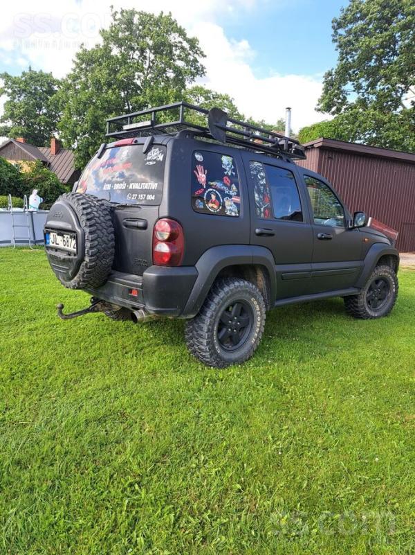 Black Jeep Cherokee 2005 in Kuldiga, with an engine capacity of 2.80 L and mileage of 301 thousand km for 4300 €, photo 2 on AUTOMOTO.COM.LV