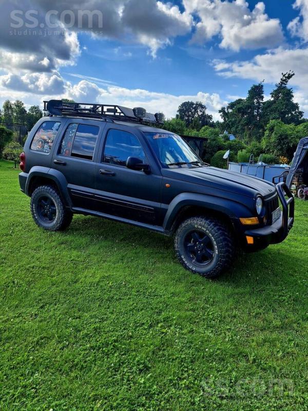 Black Jeep Cherokee 2005 in Kuldiga, with an engine capacity of 2.80 L and mileage of 301 thousand km for 4300 €, photo 3 on AUTOMOTO.COM.LV