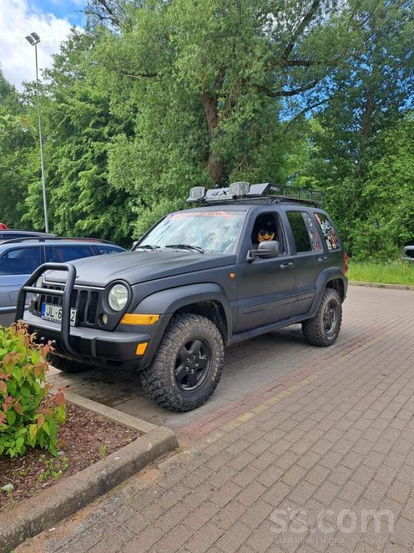 Black Jeep Cherokee 2005 in Kuldiga, with an engine capacity of 2.80 L and mileage of 301 thousand km for 4300 €, photo 4 on AUTOMOTO.COM.LV