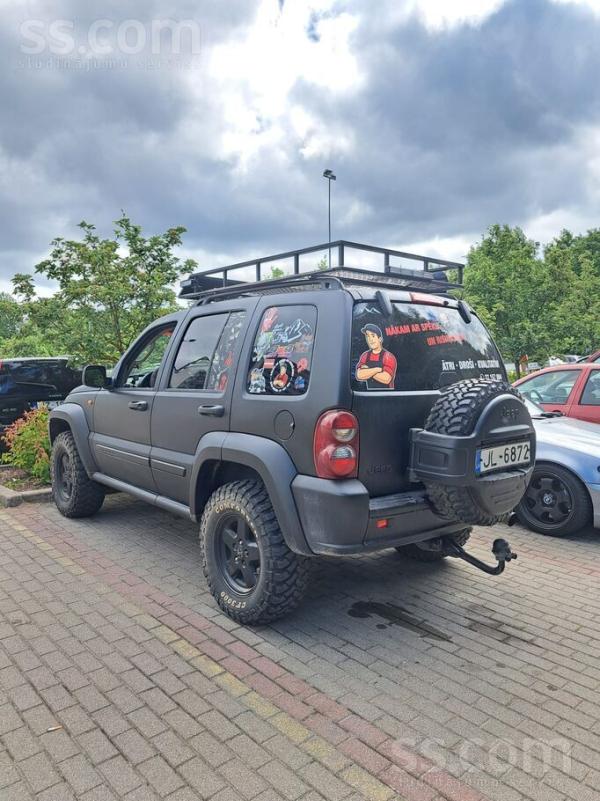 Black Jeep Cherokee 2005 in Kuldiga, with an engine capacity of 2.80 L and mileage of 301 thousand km for 4300 €, photo 5 on AUTOMOTO.COM.LV
