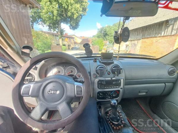 Black Jeep Cherokee 2005 in Kuldiga, with an engine capacity of 2.80 L and mileage of 301 thousand km for 4300 €, photo 6 on AUTOMOTO.COM.LV