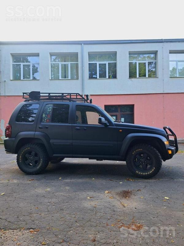 Melns Jeep Cherokee 2005 Kuldīga, ar dzinēja tilpumu 2.80 L un nobraukumu 301 tūkst. km par 4500 €, foto 5 vietnē AUTOMOTO.COM.LV