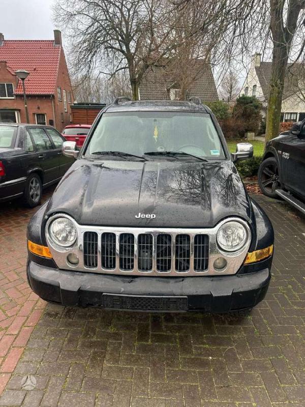 Black Jeep Cherokee 2006 in Raseiniai, with an engine capacity of 2.78 L and mileage of 180 thousand km for 2750 €, photo 2 on AUTOMOTO.COM.LV