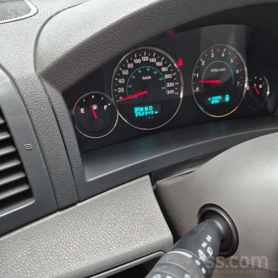 Black Jeep Cherokee 2006 in Riga, with an engine capacity of 3.00 L and mileage of 252 thousand km for 3000 €, photo 4 on AUTOMOTO.COM.LV