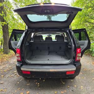 Black Jeep Cherokee 2006 in Riga, with an engine capacity of 3.00 L and mileage of 252 thousand km for 3000 €, photo 5 on AUTOMOTO.COM.LV