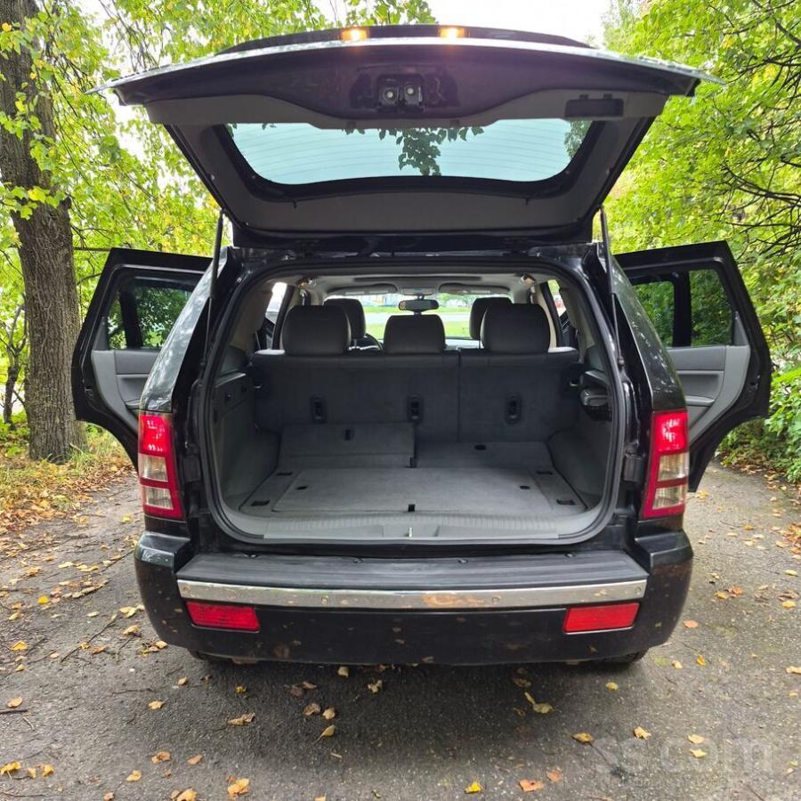 Black Jeep Cherokee 2006 in Riga, with an engine capacity of 3.00 L and mileage of 252 thousand km for 3000 €, photo 5 on AUTOMOTO.COM.LV